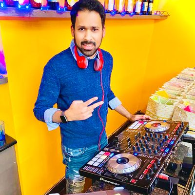 The 10 Best DJs Near Me (with Free Estimates)