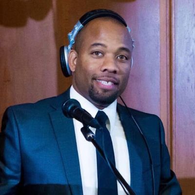 The 10 Best DJs Near Me (with Free Estimates)